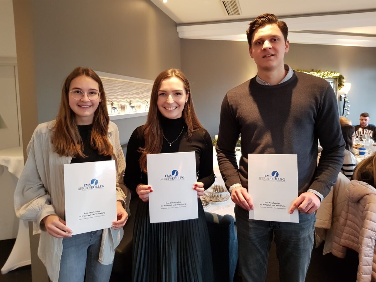 Abschied und Weihnachtswichteln der IN01 | Ems-Berufskolleg Rheda-Wiedenbrück